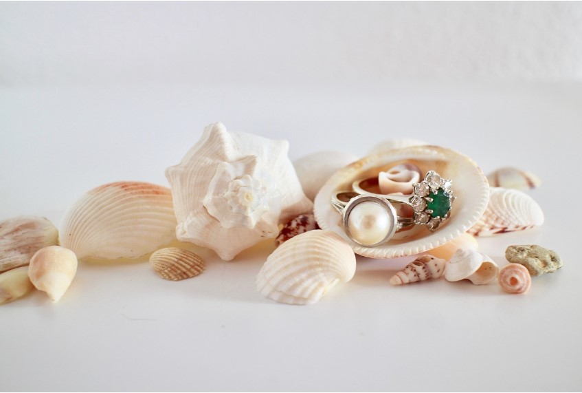 Symbolism of shells and shell jewelry